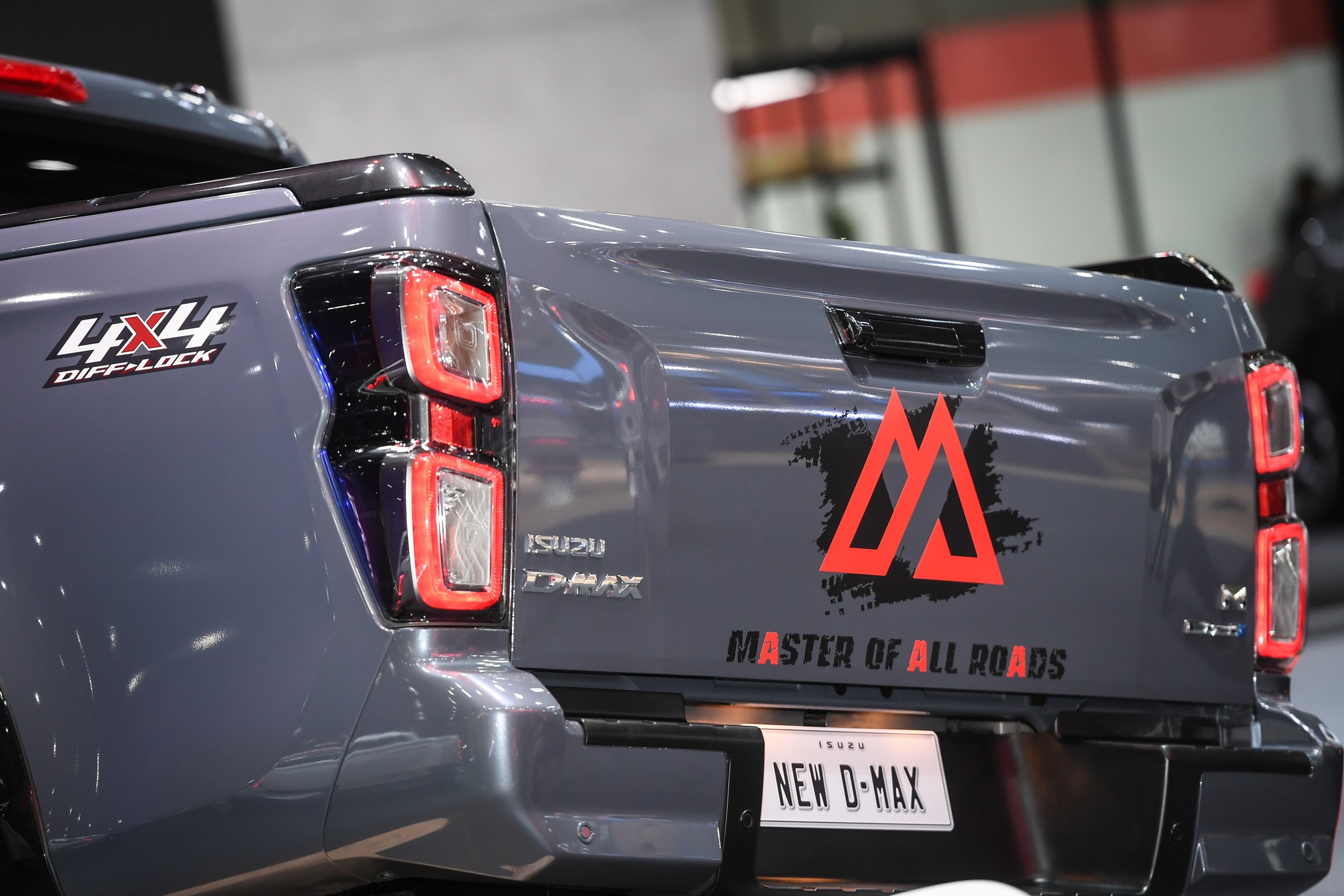 ใหม่! อีซูซุ วี-ครอส 4x4” รุ่น 4 ประตู สีเทาโอเพคใหม่! (Islay Gray ...